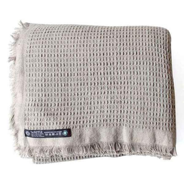 お菓子のワッフルのようなマス目の凹凸があるワッフル織りのマルチカバーです。生地面の凹凸は、生地と体の間に空気の層を作り出し、体温を逃がさない効果があります。ソファーカバーやベッドスプレッド、ブランケットや物隠しなど様々なシーンでお使い頂けま...