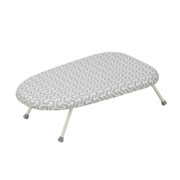 スタンダードで使いやすい舟型アイロン台です。ナチュラルな雰囲気の北欧柄で、出したままでもお部屋に溶け込みます。熱を素早く伝えて蒸気を逃がす構造で、パリッと綺麗に仕上がります。フックが付いているので、ポールに掛けてアイロン掛けができます。カバ...