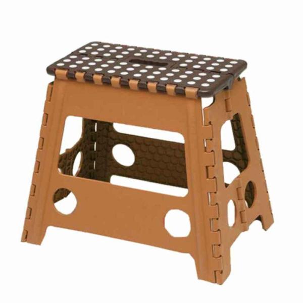 高さ39×天板幅37cmの折りたたみ式踏み台です。ちょっと高いところの物を取りたい時や愛車の洗車や高所のお掃除にあると便利です。使いやすさと安全性のノンスリップ機能で足部裏面は滑り止めのラバー付きです。持ち手を引き上げるだけで簡単に折りたた...