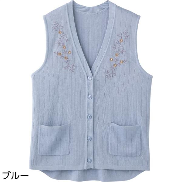 綺麗な花柄刺繍でエレガンスに。【機能表記】 名前記入欄付 /大きめボタン＆斜めボタンホール /前ポケット付 /後ろ身頃長め /身幅ゆったり /乾燥機OK(60℃まで) /【素材・生地】 アクリル100％【洗濯表記】 洗濯機OK(ネット使用)...