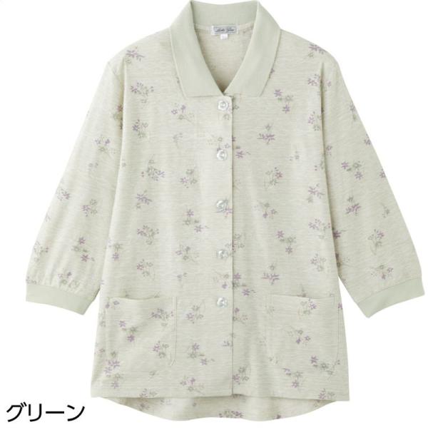 上品な小花柄がさりげなく華やかに。【機能表記】 名前記入欄付 /ワンタッチテープ /前ポケット付 /後ろ身頃長め /身幅ゆったり /のびのび /7分袖 /【素材・生地】 綿50％・ポリエステル50％、衿部分：ポリエステル100％【洗濯表記】...