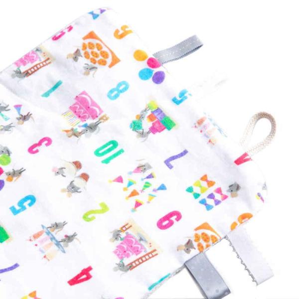 おもちゃのように赤ちゃんが楽しめるハンカチです。押し笛が入っており、押すと音が鳴ります。さまざまな種類のひもやリボンを触って遊べます。赤ちゃんにやさしい綿100％、安心の日本製です。吸湿性が良いので、汗やよだれも良く吸い取ってくれます。贈り...