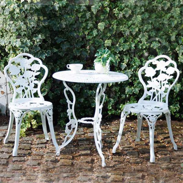 バラをモチーフにした鋳物のガーデンテーブルセット【特徴】・お庭をおしゃれに演出・テーブルにはパラソル穴付【仕様】・チェアーサイズ：幅41x奥行51x高さ82cm・チェアー座面：高さ36x直径36cm・チェアー背もたれ：高さ44cm・テーブル...