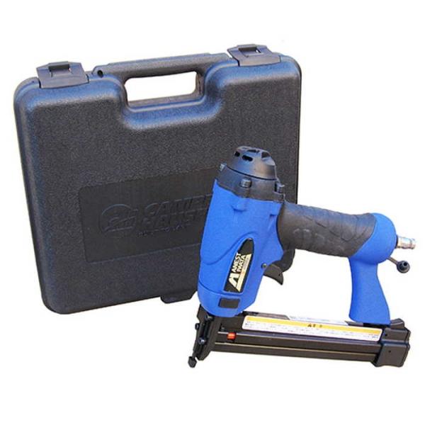 アネスト岩田Ｃ ＣＨＸ１０４９９【用途】釘打ち、ステープル打ち作業。【機能・特徴】釘の残量が少なくなると赤く表示される釘残量表示窓付きです。アジャスターにより釘の打ち込み深さを調節することができます。誤った射出を防ぐ安全装置付きです。排気口...