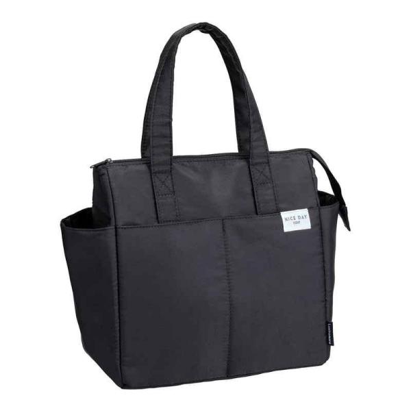 お弁当の持ち運びに安心な保冷効果のあるバッグです。スマートフォンや日傘、水筒なども入る深めのポケットが4つ付いています。マチ広なので、たくさんの持ち物が入ります。子どものオムツやおやつ、マグボトルまでしっかり入ります。【仕様】商品サイズ：約...