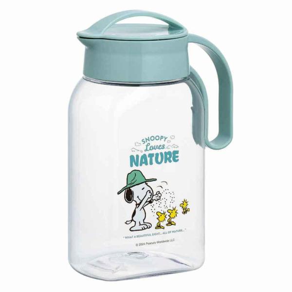 スヌーピーがデザインされた冷水筒です。1.8Lと大容量なので、たっぷり飲めて作り置きにも便利なサイズです。ドアポケットに収納しやすいサイズです。パッキン付きなので、横置きが可能です。【仕様】商品サイズ：約幅16.3×奥行10.2×高さ24....