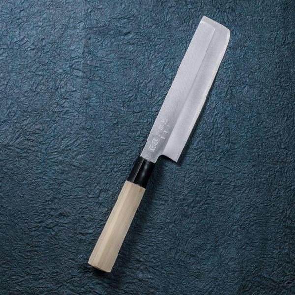 関孫六 銀寿シリーズに本鋼が加わりました。切れ味冴える鍛造和造り、より切れ味を追求したこだわりの手仕上げ刃付けです。【仕様】〇材質 ：刃体／ハガネ複合材(刃材:炭素鋼、合せ材:軟鉄)(刃付形状:片刃)、口金／ナイロン、柄／天然木〇本体サイズ...