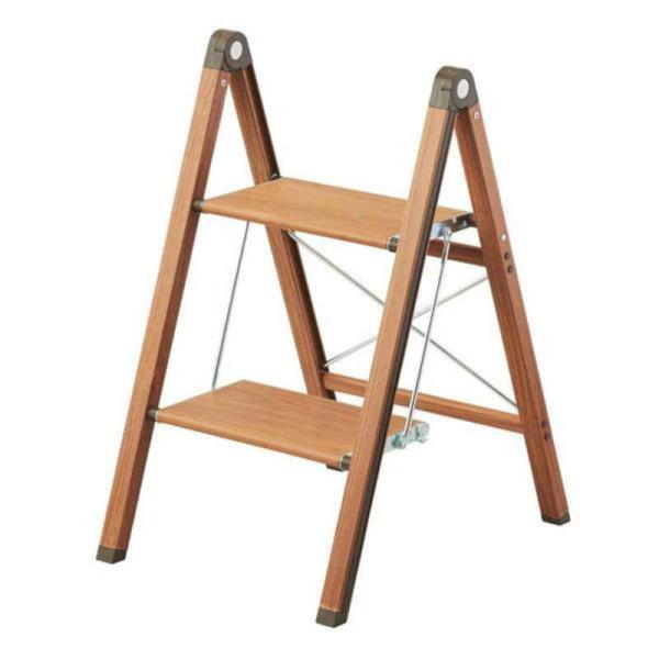 インテリアに馴染む木目調の2段脚立です。折りたたむと厚さ5cmで、家具の隙間にスッキリ収納できます。片手でらくらく持ち運べる軽量タイプです。大きな踏み板で安定感抜群です。脚部にはすべり止めが付いており、ガタつかず床を傷つけません。大柄な方も...