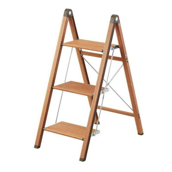 インテリアに馴染む木目調の3段脚立です。折りたたむと厚さ5cmで、家具の隙間にスッキリ収納できます。片手でらくらく持ち運べる軽量タイプです。大きな踏み板で安定感抜群です。脚部にはすべり止めが付いており、ガタつかず床を傷つけません。大柄な方も...