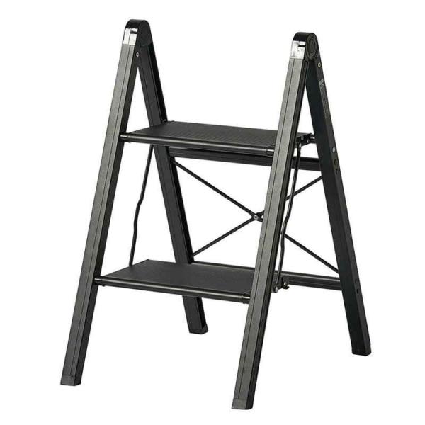 置くだけで様になるデザイン性の高いアルミ脚立です。折りたたむと厚さ5cmで、家具の隙間にスッキリ収納できます。片手でらくらく持ち運べる軽量タイプです。大きな踏み板で安定感抜群です。脚部にはすべり止めが付いており、ガタつかず床を傷つけません。...