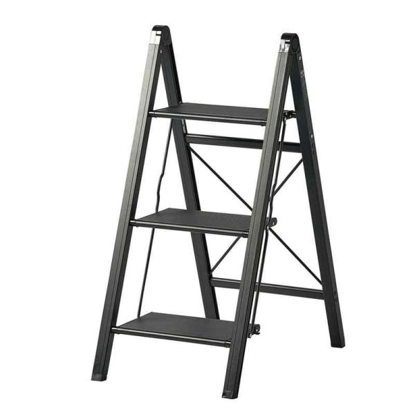 置くだけで様になるデザイン性の高いアルミ脚立です。折りたたむと厚さ5cmで、家具の隙間にスッキリ収納できます。片手でらくらく持ち運べる軽量タイプです。大きな踏み板で安定感抜群です。脚部にはすべり止めが付いており、ガタつかず床を傷つけません。...