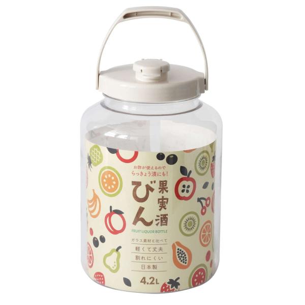 ガラスのように見えてとても軽く、割れにくい素材の果実酒びんです。丸型タイプの4.2Lです。手にしっくり馴染むやわらかなフォルムで扱いやすい形状です。フタが降りてこない構造で、移し替えがスムーズにおこなえます。日本製の安心品質です。【仕様】商...