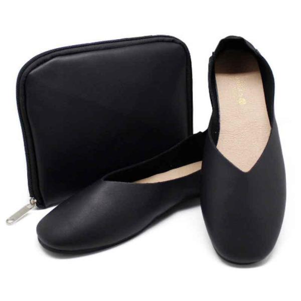 つま先部分は柔らかいカーブのスクエアトゥです。指先を圧迫せず、長時間履いていても快適で足が痛くなりにくいです。カジュアルでもフォーマルでも合わせやすいシンプルなデザインです。履いてきた靴を入れておくことができるポーチ付きです。ポーチは広げる...