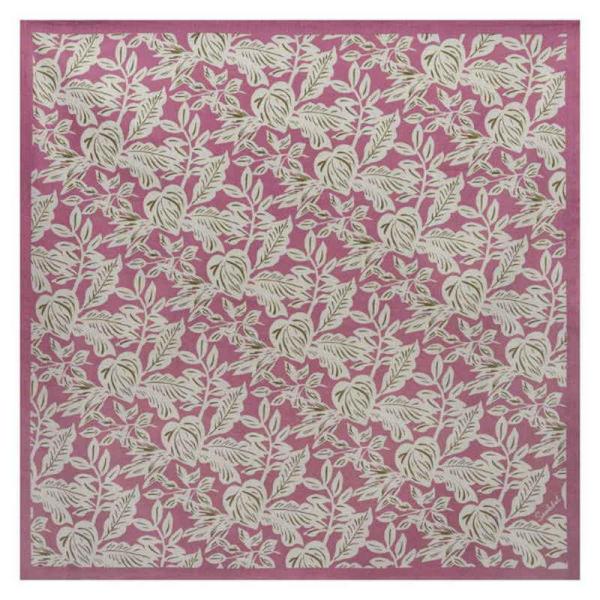 110cm幅の大判風呂敷です。綿100％の薄手のバッキンガム生地に、テーブルクロスにも使う撥水加工を施してあります。撥水加工には、環境に配慮したフッ素の加工剤を使用しています。撥水加工は洗濯すると徐々に効果が薄れますが、洗濯・乾燥後にアイロ...