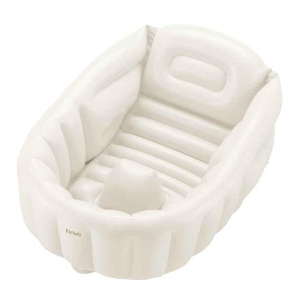 空気で膨らませるエアータイプのベビーバスです。抗菌防カビ剤入りの柔らかい素材で、新生児から安心して使えます。赤ちゃんのずり落ちを防ぐストッパー付きです。背もたれの程よい傾斜が背中にフィットし、赤ちゃんの姿勢をキープします。縦横Wの空気層で強...