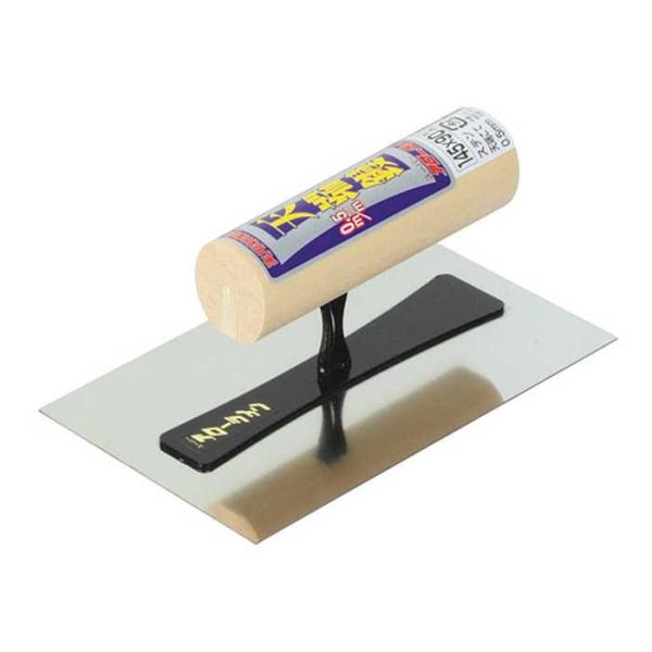 アローライン １４５Ｘ９０ＭＭ【用途】基礎天端ならし用の鏝。【機能・特徴】シンナー類(有機溶剤)で洗えます。溶接にかわる高品質接着剤でこてと背金を接着しています。背金巾をバランスよく加工し、こて板にかかる力を全面に分散させることで均一に磨耗...