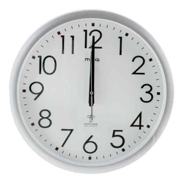 時刻合わせ不要の電波時計です。直径約42cmの大きなアナログ表示の掛け時計です。午前0時2分から午前6時2分までの間、秒針が停止し電池の消耗を抑える「秒針停止機能」を搭載しています。睡眠を秒針音で妨げない嬉しい機能です。しっかりと時を刻むス...