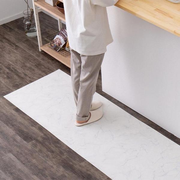 抗ウィルス・抗菌・防カビ機能付き 水拭きできるクッションフロアサッと拭けてお手入れ簡単素材。DIYにも最適な、床材でありアクセントラグでもあるクッションフロア。【仕様】〇サイズ：45×180〇厚み：1.8mm〇カラー：ダイリセキ〇材質：表面...