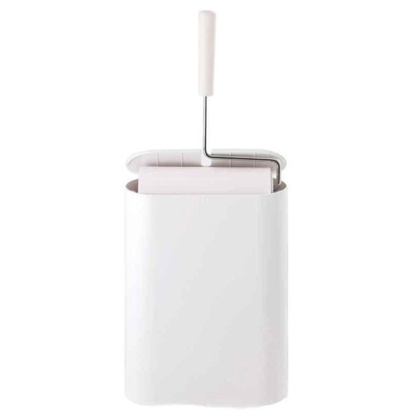 粘着クリーナーボックスにスペアポケットが付いた、粘着クリーナーです。使った粘着クリーナーのヘッドを本体上からそのままいれるだけ！ フタのピンにヘッドがあたって、自動的に閉まります。粘着テープのスペアが3本収納できます。クリーナーのグリップを...