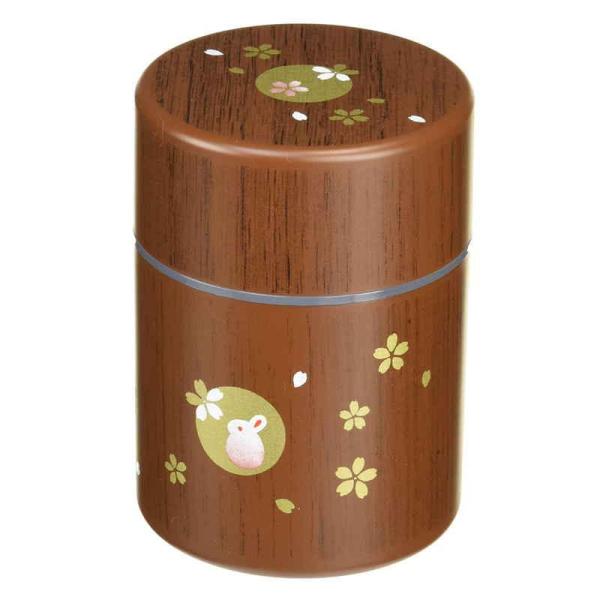 ほっこりとした木目とウサギの柄がかわいい、樹脂製の茶筒250mlです。小ぶりなサイズ感で使いやすいです。シール蓋付きなので、中身が湿気にくいです。安心の日本製です。【仕様】商品サイズ：約高さ10.6（cm） 直径：約7.6（cm） 重量：約...