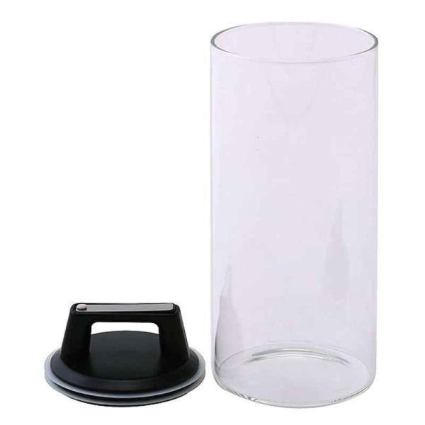 余分な空気を減らして酸化を防止し、湿気を嫌う茶葉やパスタ、コーヒー豆が傷みにくいガラス容器です。液体が漏れないので漬け物など漬け料理に最適です。ガラス製なのでにおい移りや色移りの心配もありません。ワンプッシュで蓋の出し入れも簡単に行えます。...