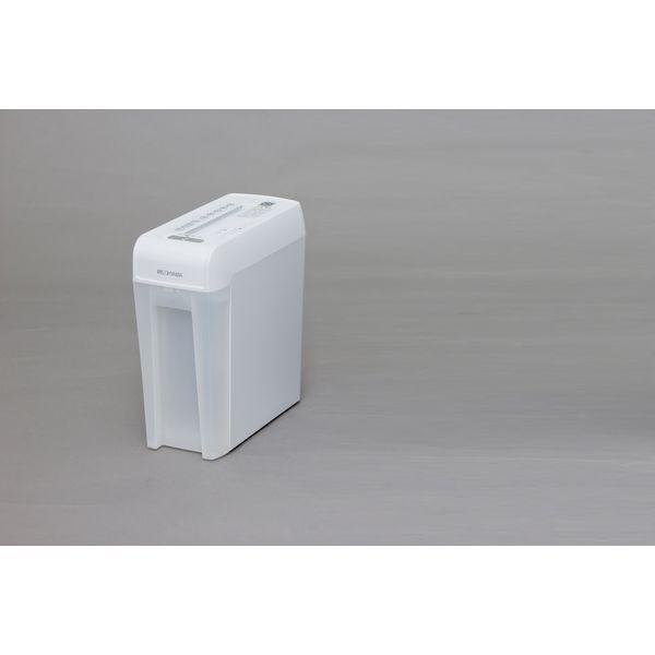 オフィスやご家庭で一人一台使用するのに最適なシュレッダーです。約2×12mmの細密裁断で、重要な個人情報を守ります。静音タイプなので、いつでも気兼ねなくご使用する事が出来ます。赤ちゃんがいるご家庭や静かなオフィスに最適です。ゴミ箱は裁断くず...