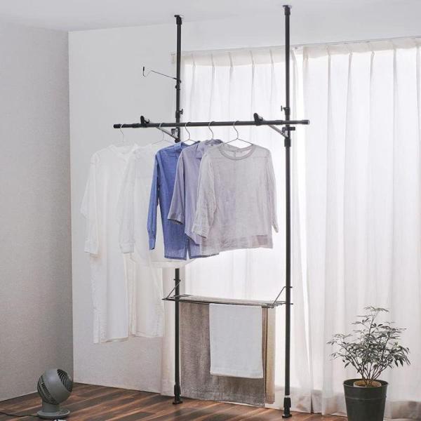 スタイリッシュでインテリアに馴染むデザインです。天井と床を突っ張って使用するため、壁や窓際のデッドスペースを有効活用できます。伸縮可能な支柱ポールでいろいろなところに取り付けができます。ワンピースやズボンなどの長物も干せます。タオルハンガー...