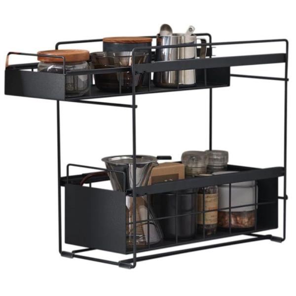 洗面台下やキッチンでの収納としてもお使いいただけます。トレーはスライドして引き出せるので、奥に収納した物も取り出しやすくなっています。取っ手付きでラクに引き出せます。上段はキッチン小物や調味料、ストック品の収納に便利です。下段は背の高いボト...