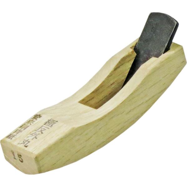 一般的な反り鉋より、さらに反らせた鉋台に外丸刃を仕込んだ「極反り鉋」は、いわゆる四方反り鉋です。カーブのきつい曲面の加工に。手のひらサイズで作業がし易い小鉋(豆かんな)！台底面：約90Rの極反り材質/刃部：安来青紙鋼 台部：白樫