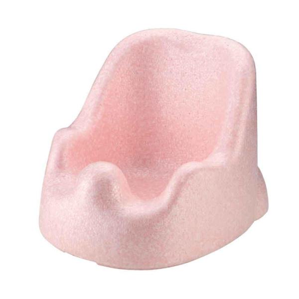 保温性のある発泡素材のバスチェアです。とっても軽いので、ママが片手でもラクに持ち運びできます。おすわりができる6ヵ月頃から2才頃まで長くご使用いただけます。低月齢でもしっかりおすわりできる高い背もたれです。すり落ちを防ぐおしりストッパーが付...