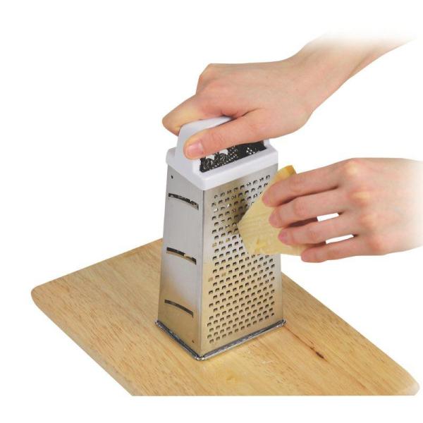 ●削りたてのチーズの味と香りは別格。特殊加工の鋭い刃で「細おろし」「太おろし」「千切り」「スライス」の4種類がこれ1つでOK●エッチングとは…金属の特殊加工により目立てをしたもので、従来製法では限界があった細かさが向上し、細かく、鋭い目立て...