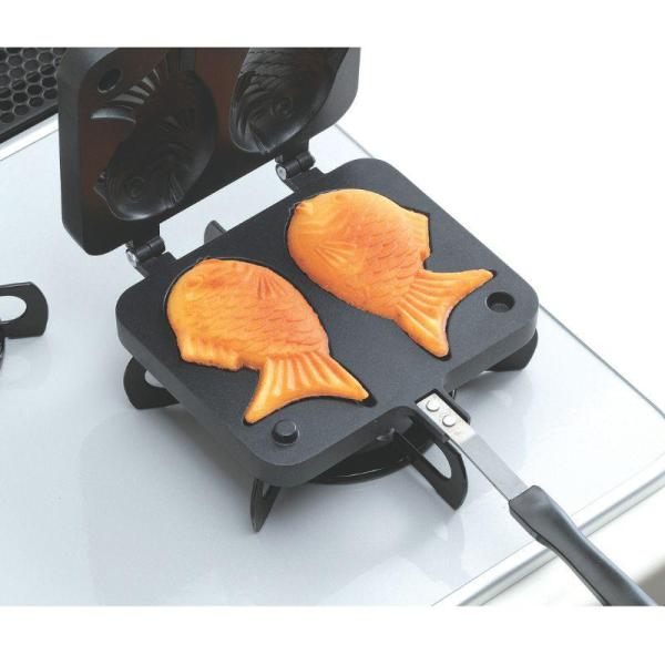 ●あつあつ出来立てでおいしい!●1度に2匹のたい焼きがつくれます。●ふっ素樹脂加工で、こびりつきにくく、きれいに取り出しやすいです。●ご注意:卓上コンロ専用の焼型です。●他の熱源やSiセンサー付ガスコンロには使用できません。●オーブン・電子...