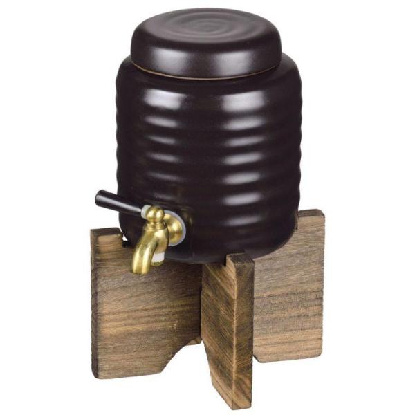 900mlの焼酎瓶1本分注いでおける製品サイズ（約）：150×180×240mm製品重量（約）：1000g容量：1.2L材質：本体・蓋：陶器 パッキン：シリコーン 蛇口：真鍮 台：天然木(焼杉） 適正容量：（約）1.0L原産国：中国