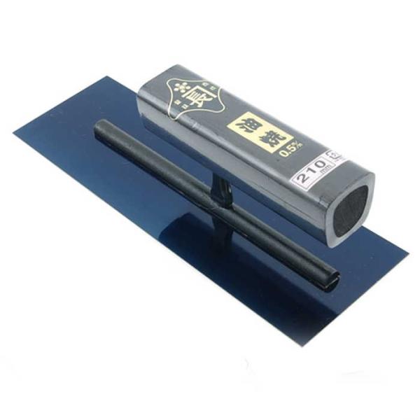 金長 ２１０ＭＭリベットレス【用途】下地壁を薄く塗りつける時の仕上塗り。【機能・特徴】ハードトランダム接着で、有機溶剤に対して耐久性があります。独自の背金形状により鏝板が常に一定して摩耗するため、長時間使用しても使い良さが変わりません。【仕...