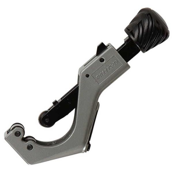 ＳＫ１１ ＰＣ−５０【用途】トラップ管・銅管・真鍮管・アルミニウム管の切断。【機能・特徴】取替用替刃は丸刃収納部に収納出来ます。アクション機構で作業能率がアップします。面取りカッター付です。【仕様】●切断能力(パイプ直径)：6〜50mm。●...