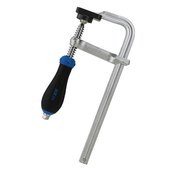 力の掛けやすいハンドル形状でスパナを掛ければ楽に強力な増し締めが可能【特徴】・対象物に傷を付けにくい保護カバー付き角度締付が可能な可動式ジョー仕様【仕様】・・最大口開き：200mm・最大締付力：250kg・ふところ深さ：80mm・材質：(本...