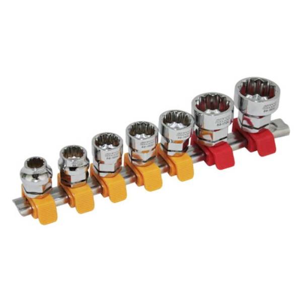 SK11 SHS307DU【用途】六角ボルト・ナットの締付け、緩め作業。【機能・特徴】ソケットサイズ8〜14mmは差込角6.35ラチェットハンドルでの使用と、ギアレンチ14mmでの使用が可能です。ソケットサイズ17・19mmは差込角9.5ラ...