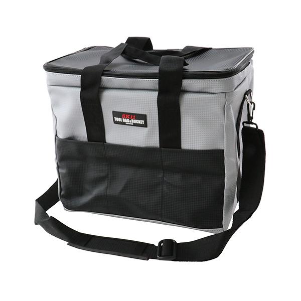 ＳＫ１１カーボン調素材で水濡れや汚れに強いです。《用途》道具の収納。《機能》ワイヤーで自立、使わない時はコンパクトにたためます。前面ポケット3、内側ポケット3個付きです。《製品仕様》●サイズ：W330×H280×D210mm●カラー：シルバ...