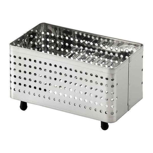 サビにくく衛生的なステンレス製のスポンジホルダーです。底部は水切れの良い構造なので水が溜まりません。吸盤付きなのでシンク内にも設置できます。日本を代表する金属加工の集積地・燕三条にて作られているので確かな品質で安心してお使いいただけます。【...