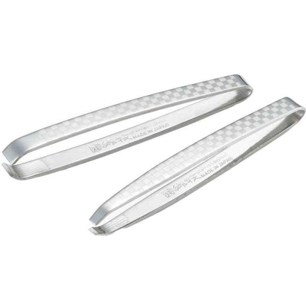 市松模様が美しいステンレス製の毛抜きです。「先細」と「幅広」、形状の異なる2本がセットになった使い分け自在のペアタイプです。先端の面がぴったりと合うように仕上げられており、しっかりと毛を掴むことができます。材質は、サビにくく耐久性に優れたス...