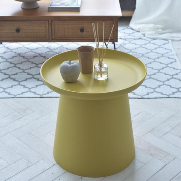 トレー型の天板になっている円形型テーブルです。非常にシンプルなフォルムでしっかりとしたベースが存在感を出し、インテリアのアクセントとなります。素材もポリプロピレンでメンテナンスもしやすいです。Sサイズ、Lサイズを組み合わせてネストテーブルと...