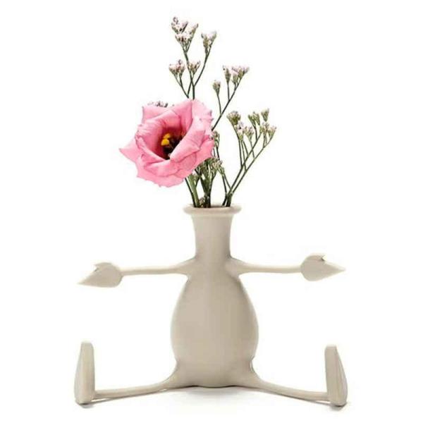 妖精のようなフォルムの一輪挿しです。花を飾ると頭に花が咲いたように見えるデザインです。落としてしまっても安心な素材でできています。やわらかく動く手足は好きな形に調節できます。【仕様】商品サイズ：約 幅8×奥行8×高さ12.6（cm）材質：シ...