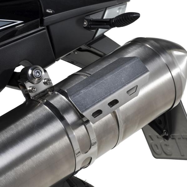 【商品説明】マフラーボディに簡単に装着できる汎用マフラーヒートシールドです。アップマフラーにサドルバッグ等が触れると熱で溶けてしまったり、焦げたりすることがありますが、このステンレス製シールドを装着しておけば安心です。ハーレー パンアメリカ...