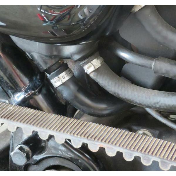 【適合】2006〜2013 スポーツスター【商品説明】オイルドレインホース スポーツスター 2006〜2013用です。ゴム製のパーツは劣化しやすく、交換が必要となってきます。特に両先端部分が硬化してヒビ割れしてしまいがちなのでそうなる前に補...