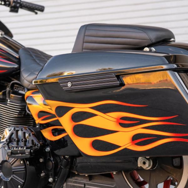 【適合】2024 FLHTK、FLTRK、FLHRXS2014〜2023 ツーリング※FLHRC不可【商品説明】10ゲージデザインの、サドルバッグラッチカバーです。横方向の大きな溝と凹み部分の細かい溝が特徴です。ビレットアルミニウム製。CN...