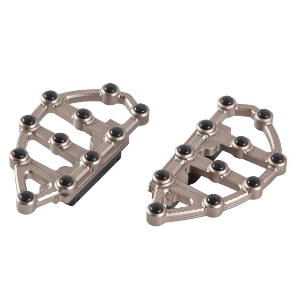 【適合】1984以降 ツーリング2014以降 トライク【商品説明】ツーリング、トライク用 パッセンジャーフットボードです。モトクロススタイルのアグレッシブなデザイン。本体はビレットアルミニウム製。大胆に肉抜きされた造形に加え、上面と側面に精...