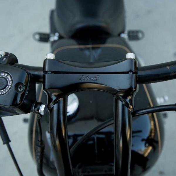 【適合】1インチハンドルバー用【商品説明】トップクランプと一体型のプルバックタイプライザー。取付けボルト穴は 1/2-13のライザーボルト用です。ノーマルのライザーボルトをそのまま使えます。ハンドルバークランプボルトは多くのハーレーのスピー...