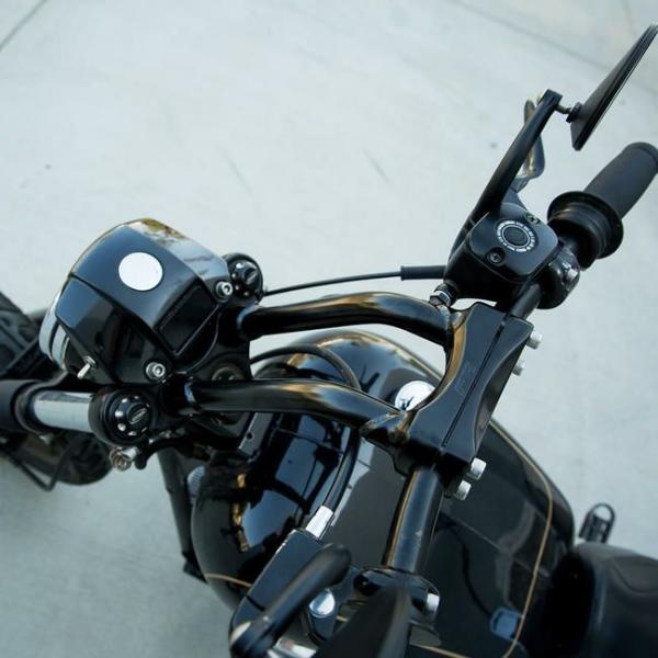 【適合】1インチハンドルバー用【商品説明】トップクランプと一体型のプルバックタイプライザー。取付けボルト穴は 1/2-13のライザーボルト用です。ノーマルのライザーボルトをそのまま使えます。ハンドルバークランプボルトは多くのハーレーのスピー...