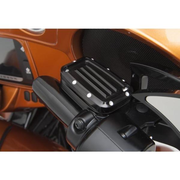 【適合】2024 FLHTK、FLTRK、FLHRXS2017〜2023 ツーリング2019〜2024 トライク【商品説明】ビレットアルミニウム製のフロントブレーキマスターシリンダーカバー。グロスブラックパウダーコートハードウェア同梱。装着...