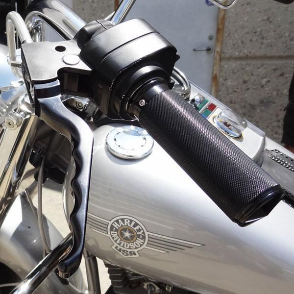 【適合】1991〜2017 ダイナ1984〜2014 ソフテイル1982〜2007 ツーリング1986〜2003 スポーツスター1982〜1994 FX、FXR【商品説明】指に合わせたグルーブがついた、クールなルックスのクラッチレバーです。...